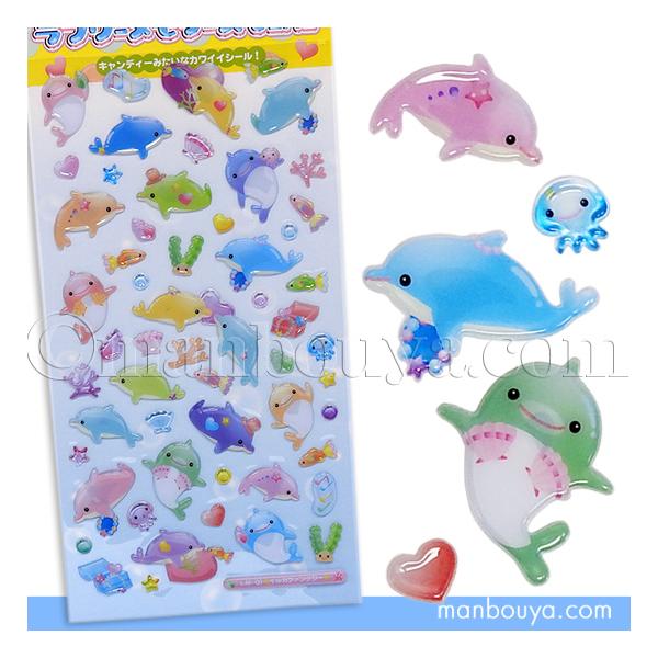 パステル調のイルカの可愛いシールです。シール自体に1mmほどの厚みがあるので、ぷっくり立体的。マットなカラーと半透明のカラーの部分が混ざっているので、とても涼しげで綺麗な仕上がりになっています。シートのサイズ：90×170mmシール1片の大...
