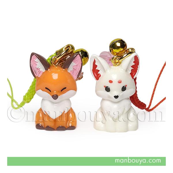 大きなお耳と尻尾。おすわり姿がかわいい、きつねのマスコット。株式会社アミューズさんのキャラクター「ちょコンとキツネ」の根付ストラップです。茶狐の「きなこ」と白狐の「わたあめ」の2種類。きなこには水色とピンクのビーズ、わたあめにはピンクとイエ...