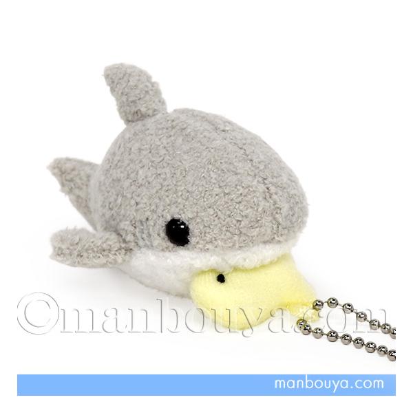 小さい鮫のぬいぐるみ。お魚をぱっくん。口にくわえている姿がかわいいぬいぐるみです。キーチェーン付きで、バッグチャームやキーホルダーとして使用できます。水族館や動物園のお土産ぬいぐるみで有名な栄商さんのぱっくんClubシリーズ。このシリーズは...