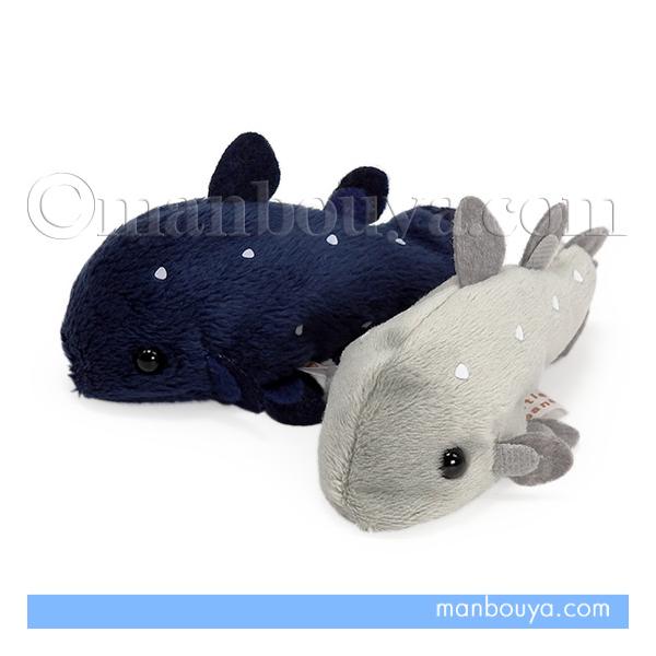 「生きている化石」と言われるお魚シーラカンスのぬいぐるみ。手のひらサイズのぬいぐるみ、リトルビーンズシリーズ。ちょっとコロンとした感じがかわいい、ダークブルーとグレーの2色。水族館のお土産ショップでお馴染み、株式会社栄商さんの商品です。【サ...