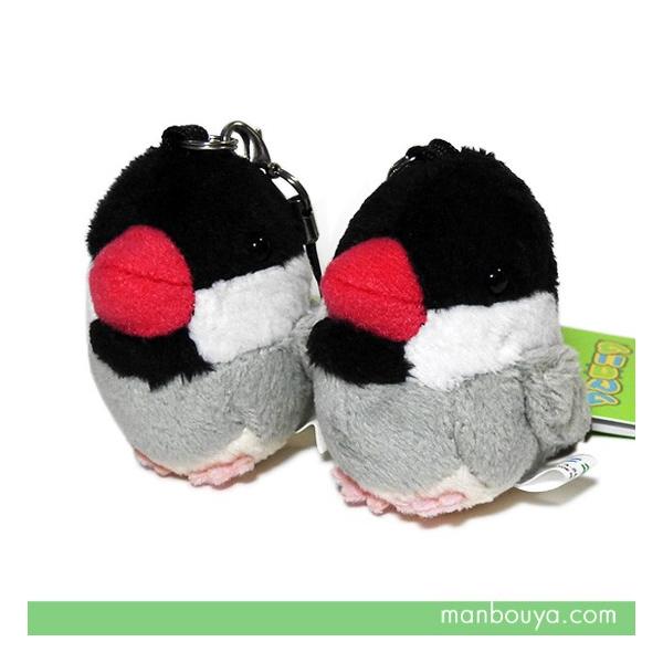 丸い形がかわいい、文鳥（小鳥）のぬいぐるみ携帯ストラップ。他のムニュマムの小鳥たちと比べ、やや幅が狭く縦長な印象です。水族館・動物園などのアミューズメントパークお土産ショップでお馴染み、A-SHOWさんの商品。日本で唯一ぬいぐるみの企画・デ...