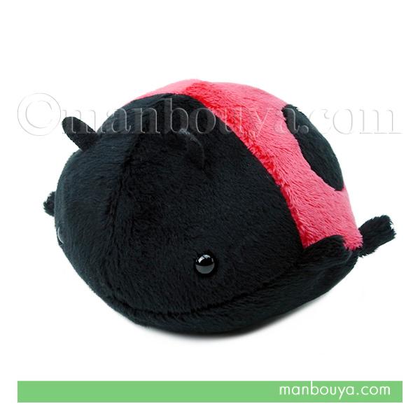 テントウムシのぬいぐるみ。人気のムニュマムシリーズMサイズです。ころっとした丸い形と赤色ががかわいい。お腹側もやや盛り上がっているので飛んでいるようです。手のひらサイズのMサイズ。同じデザインのお手玉や携帯ストラップもあります。【サイズ】約...