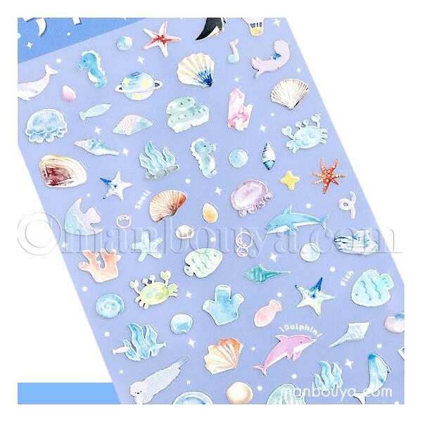 色々な海洋生物が入った、小さめのシール。色鉛筆のようなタッチがかわいい。エンボス加工で表面は少し凸凹しています。【台紙サイズ】縦17.3×8.9cm【シール1片のめやす】右上の気球：高さ約1.5cm関連タグ：水族館グッズ/お土産/海の生き物...