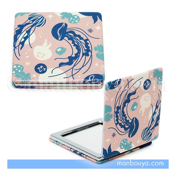 ピンクベースに水母デザインのおしゃれな折り畳み携帯用ミラー。アマクサやアカクラゲのような腕が長いくらげがヒラヒラと綺麗。ミズクラゲやタコクラゲのようなころっとした海月たちも賑やかに泳いでいます。ポーチやポケットに納まる約6cmの小さめスクエ...