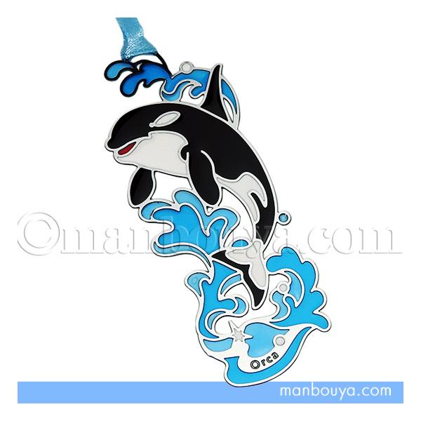 シャチデザインのステンレス製ブックマーカー。本などに挟んで目印にする、しおりです。ブルーの部分は半透明のステンドグラスタイプになっています。元気一杯にジャンプをしているような、シャチと波しぶきの躍動感があるデザイン。お洒落で可愛いブックマー...