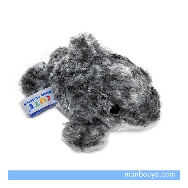 海の生き物や動物の可愛いぬいぐるみメーカー、キュート販売（CUTE）さんのマリンコレクション。混ざり毛のような風合いのアストラシリーズから、グレーイルカのSSサイズです。一番小さいせいか、他のサイズより黒っぽく見えます。ふわふわの感触で柔ら...