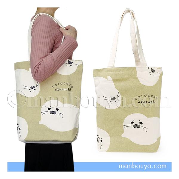 アザラシの雑貨。A4サイズタテ型の布製トートバッグ。大柄なあざらしのデザインがかわいい。ちょっと眠たそうな子もいて、ゆるい感じがいいです。内側にポケット付き。天ファスナー付きなので防犯になります。内生地がついていて2重になっています。この価...