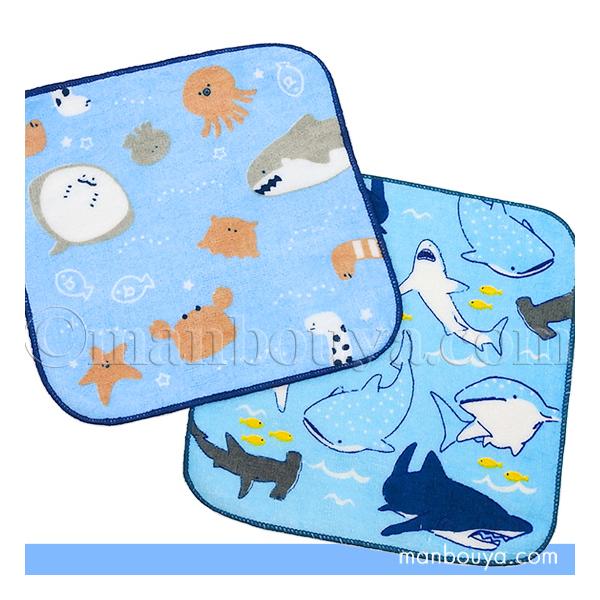 かわいい鮫と海の生き物のミニタオルハンカチ。比較的薄手の20センチ角で、かさばらない大きさです。たくさんのサメが集まった「シャーク集合」エイ、カニ、メンダコ、チンアナゴなど賑やかな「うみのいきもの」このサイズのハンドタオルは、いくつあっても...