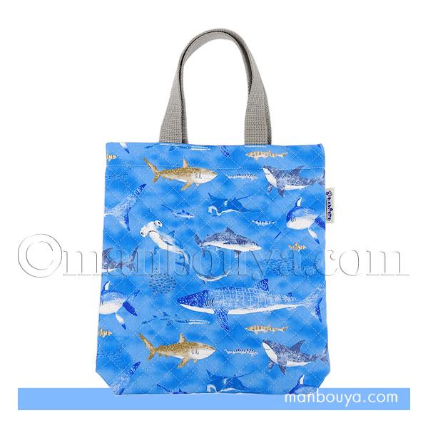 色々な鮫がいっぱいのキルティングトートバッグ。大きなジンベエザメ、シュモクザメ、ネコザメ、マンタもいます。シューズバッグや体操服入れに。ちょっとしたお出かけにも。タブレットや書類の持ち運び、ランチバッグなど、サブバッグとしてもよさそうです。...