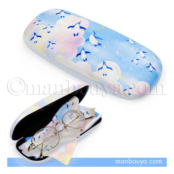 人気の動物ペンギンの可愛い眼鏡収納ケース。ゆうゆうと空を泳ぐペンギン達。バッグのブルーと虹色の雲。とても綺麗なデザインです。内側はブラック。表面の柔らかいイメージと対照的で素敵です。フタにはシルバー箔押しのペンギンがあしらわれています。布張...
