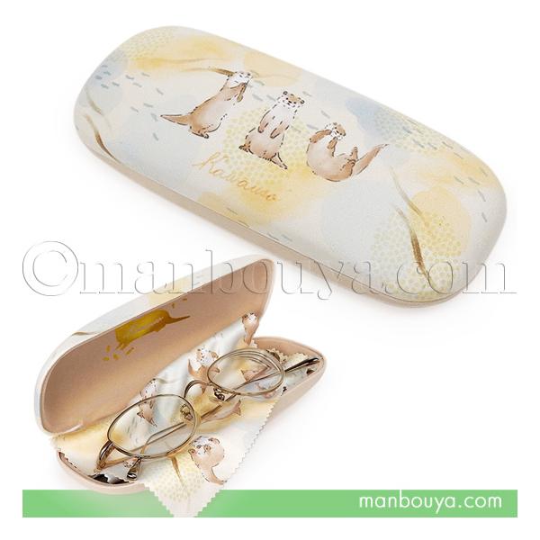 人気の動物カワウソが並んだ可愛い眼鏡収納ケース。落ち着いた淡い色使いがお洒落。レディース、メンズ、キッズ、シニアと幅広い年齢層におすすめです。内側はシックなベージュ。フタにはカワウソのゴールド箔押しが入っています。布張りでさらっとした肌触り...