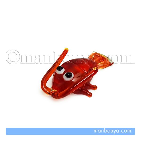 とても小さい硝子製の海の生き物グッズ。赤いイセエビの置物です。長い触覚や尾節がちょっと透けている感じなど、よく出来ています。きょろっとした目がかわいいです。ミニサイズで場所を選ばずに飾ることが出来る、ユニークな夏のインテリア小物。水槽のディ...