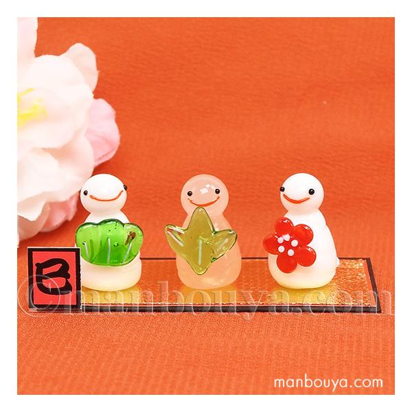 干支へびのガラス製置物。松竹梅のついたかわいいヘビが3体。ゴールドの紙台と立て札がセットになっています。平安長寿を表す縁起物の松竹梅と、2025年の干支蛇の組み合わせ。小さいですが、華やかな雰囲気があり、にっこりとしたヘビたちが福を呼びそう...