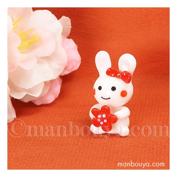 梅の花を持ったウサギの硝子細工。白い兎に赤いリボンと梅の花が映えて、とてもかわいいです。縁起が良いとされる梅の花は、新春にぴったり。ちょこんと置いておくだけで、ほっこりします。【サイズ】約高さ3.1×幅1.7×奥行1.9cm※小さい商品です...