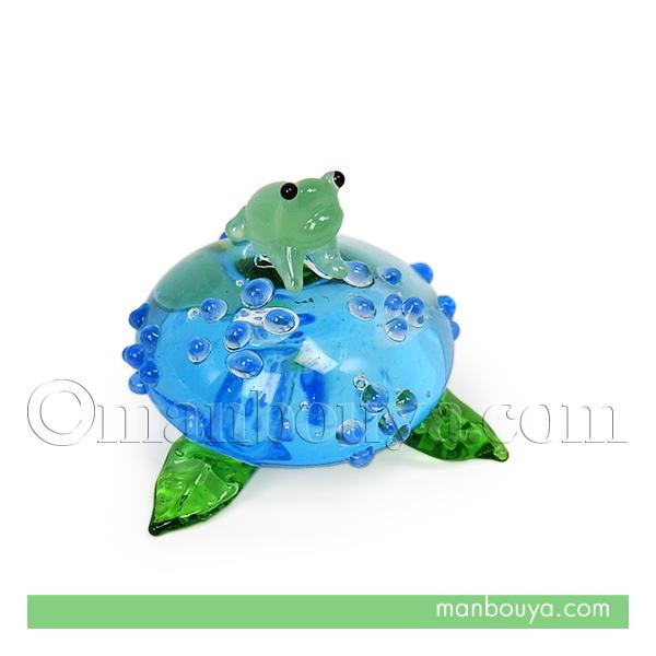 ミニチュアガラスの蛙の置き物。青いアジサイにちょこんと乗った、とっても小さいカエルがかわいい。梅雨の時期など、季節感のあるお部屋の飾りにおすすめです。※紫陽花についている葉の位置に対するカエルの向きは商品により異なります。予めご了承ください...