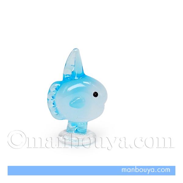 ミニチュアガラス細工の海の生き物。おさかな翻車魚のガラス製フィギュア。ころっとした形がとってもかわいい。水色が綺麗で涼しげです。夏におすすめのインテリア小物。他にも沢山の海洋生物や小物があるので、コレクションしても楽しいです。【サイズ】約高...