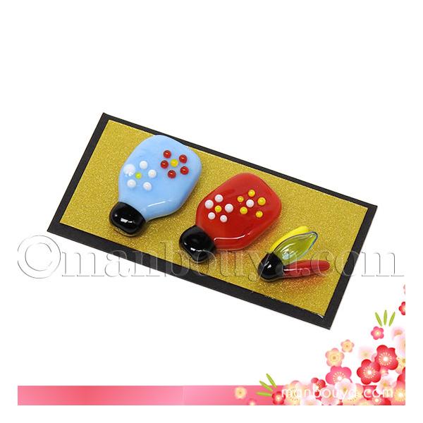 とても小さい硝子製の羽子板と羽根のセット。梅模様のついた赤とブルーの羽子板、羽根、ゴールドの紙台がセットになっています。以前、同メーカーより発売されていた羽子板セットよりさらにミニサイズで、とてもかわいいです。干支の置物や鏡餅などと組み合わ...