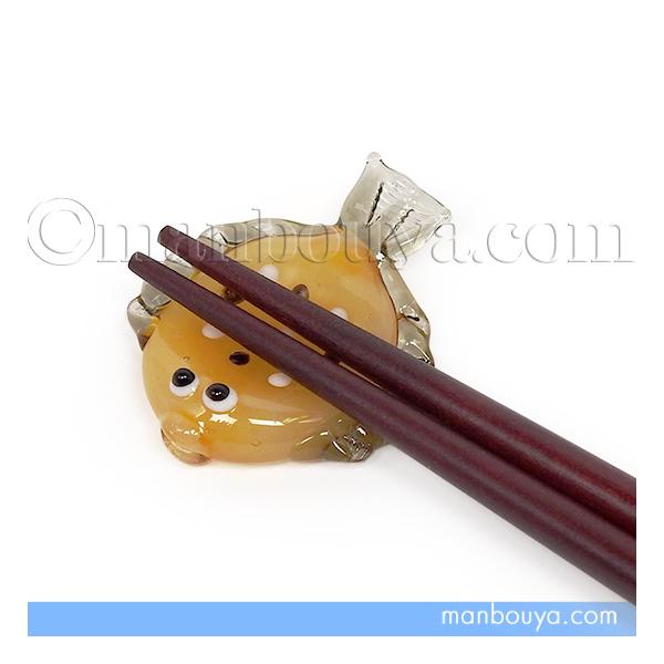 海のおさかなひらめのガラス製お箸置き。きょろっとした目と小さなお口がかわいい。ヒレがよく出来ていて綺麗です。中央部分が窪んでいるので、しっかりとお箸を乗せることができます。使用していないときは置物としても楽しめるキッチン雑貨。和食によく合い...