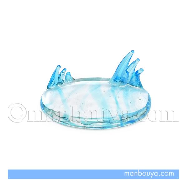 ガラス細工を乗せて飾れるオーナメント。水面のようなうっすらとしたブルー入ったガラスの板に波の山がついた、海のディスプレイ台です。幅は約4.7センチほど。小さめのガラス細工を乗せるのに適しています。【サイズ】約幅4.7×奥行3.2×高さ2.3...