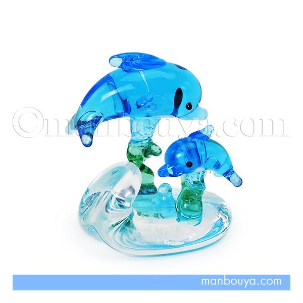 ミニチュアガラス細工の海の生き物。イルカのガラス製フィギュア。大小のイルカが親子のようでかわいさ。台座も波が立ったようなカーブがあり、とても綺麗です。かわいいイルカのインテリア小物。プレゼントにもおすすめです。【サイズ】約約高さ3.8×幅3...