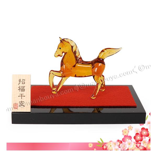 2026年（令和8年）の干支ウマの置物。プリーズさんのミニチュアガラス細工「駿馬」です。ガラス細工の馬、木札、赤フェルト、黒台がセットになっています。駿馬（しゅんめ）とは、足の速い優れた馬のこと。干支の午は「物事がうまくいく」「幸運が駆け込...