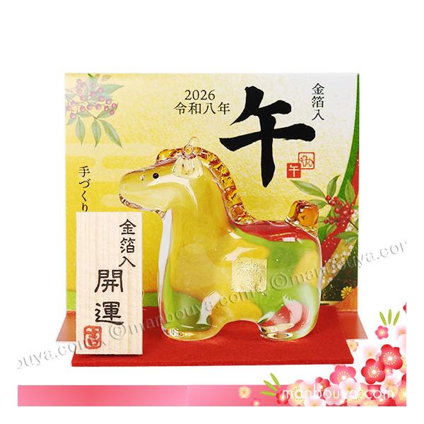 2026年（令和8年）の干支うまの置物。プリーズさんのミニチュアガラス細工「金のウマ」金箔入りの小さい馬と、木札、飾り用の赤フェルトがセットになっています。新年の開運を祈願して玄関やお部屋の棚などに。小さいサイズなので場所を選ばずに飾ること...