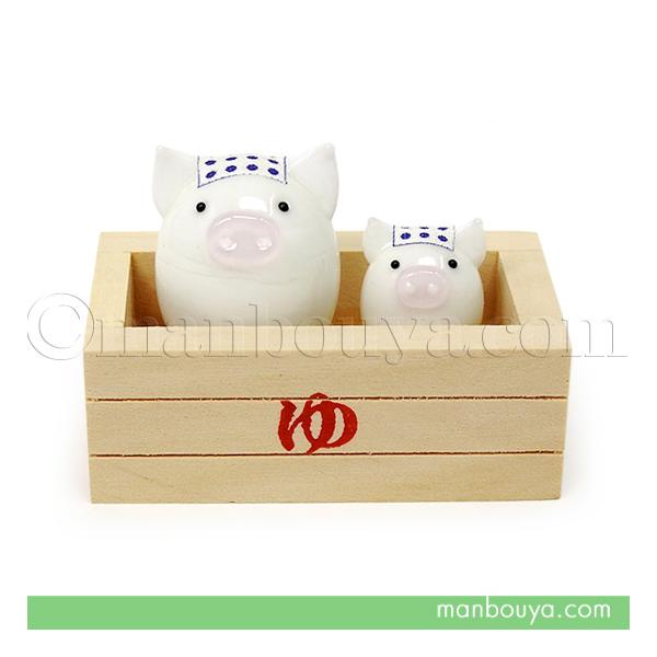 親子の豚が並んでお風呂に入っている、可愛いガラス製インテリア雑貨。頭に乗った手ぬぐいもユニークです。ガラス細工の中では比較的大きく、単品で飾っても楽しめる商品です。ミニサイズで場所を選ばずに飾ることが出来る、ユニークなインテリア小物。他にも...