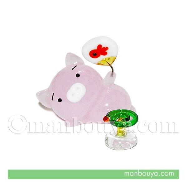 うちわ片手に寝転ぶ姿がかわいいピンクの豚のガラス雑貨。とっても小さい蚊取り線香の硝子細工もセットになっています。ミニサイズなので場所を選ばず、ちょこんと置いておくだけで和みます。夏を感じるインテリア小物。プレゼントにもおすすめです。【ブタの...
