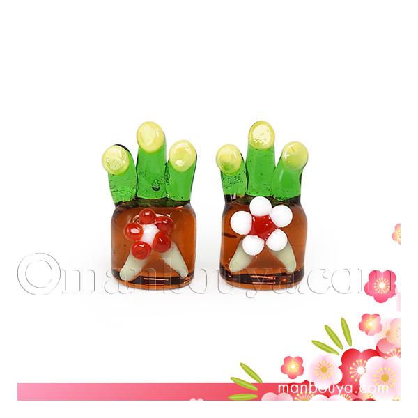 とても小さい硝子製の門松。赤と白のお花がついた門松2個がセットになっています。干支の置物や鏡餅などと組み合わせてお正月の飾りに。かわいいミニサイズのインテリア雑貨。同じフォーカートさんの「門松 赤・白」と比べると、かなり小さいのでご注意くだ...