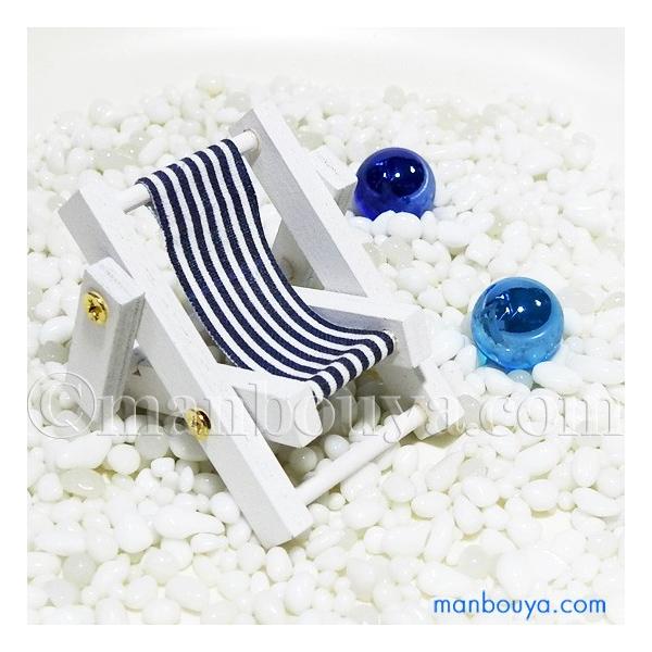 ストライプがかわいい小さいサンチェアのオブジェ。ガラスの動物などを乗せることができます。プールや砂浜、お庭やテラスなどをイメージしたディスプレイに。 ミニサイズで場所を選ばずに飾ることが出来る、ユニークな夏のインテリア小物。マリンテイストの...