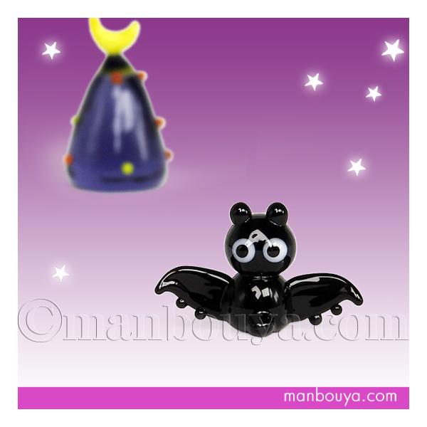 ハロウィン雑貨。とても小さいコウモリの硝子製置物です。黒一色にきょろっとした丸い目。ちょっと黒猫っぽいですね。ミニサイズのかわいいハロウィングッズです。【サイズ】約高さ1.4×幅2.2×奥行0.8cm※ごく小さい商品です。画像の大きさのめや...