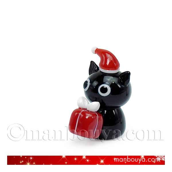 サンタクロースの帽子をかぶって、ちょっとはにかんだ様子でプレゼントを持った、かわいい黒猫のミニチュアガラス。フォーカートさんのクロネコシリーズ。かわいいまんまるな目でどれも人気です。色々なミニチュアガラスと組み合わせて、クリスマスのディスプ...