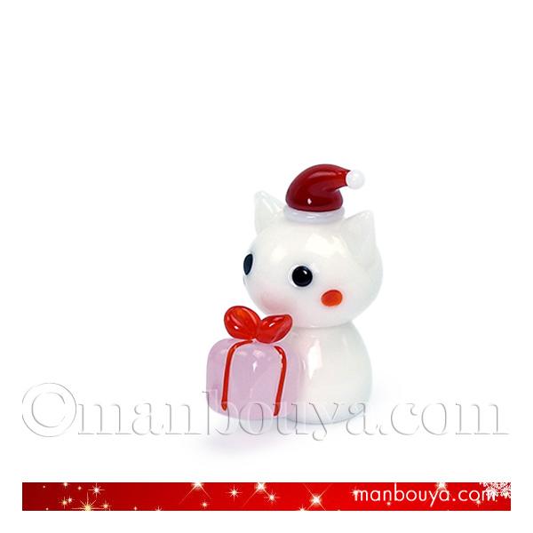 サンタクロースの帽子をかぶって、ちょっとはにかんだ様子でプレゼントを持った、かわいい白い猫のミニチュアガラス。口元がピンクがかっているのは、プレゼントの赤が反射しているものです。 色々なミニチュアガラスと組み合わせて、クリスマスのディスプレ...
