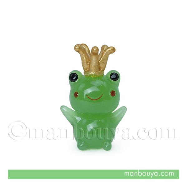 ミニチュアガラスのかえる置物。王冠をかぶって嬉しそうにバンザイをする姿がかわいいカエルくんです。お部屋やデスクのアクセントに。他のガラス細工と合わせてディスプレイすると素敵なインテリアに。コレクションやプレゼントにもおすすめです。【サイズ】...