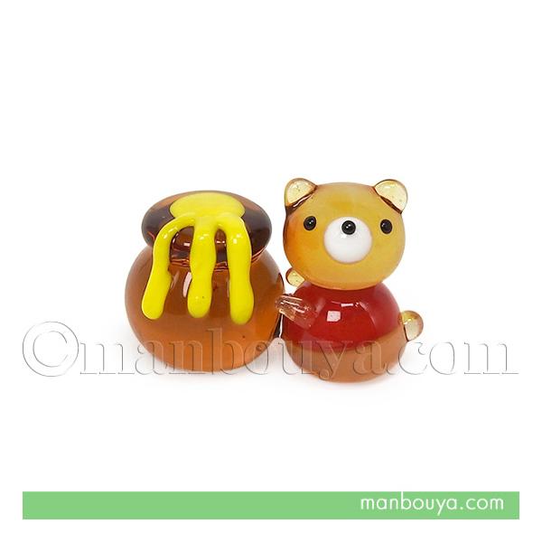 とても小さい熊の硝子製オブジェ。大好きな蜂蜜が入ったツボを横に「ねぇ、見つけたよ」「僕のだから取らないでね」と言っているようでもあり、「これ食べていいのかなぁ？」と言っているようでもあり。色々な気持ちを連想させる表情の、かわいいクマちゃんで...