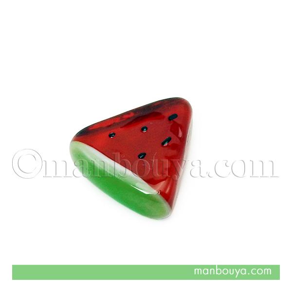 小さい硝子製の果物。夏を感じるスイカです。色がとても綺麗で美味しそう。飴のようで、見ていると食べたくなります。 (^-^;上にガラス細工を乗せるステージとして販売されている為、皮を下にした状態で立たせることはできません。他のガラス細工と合わ...