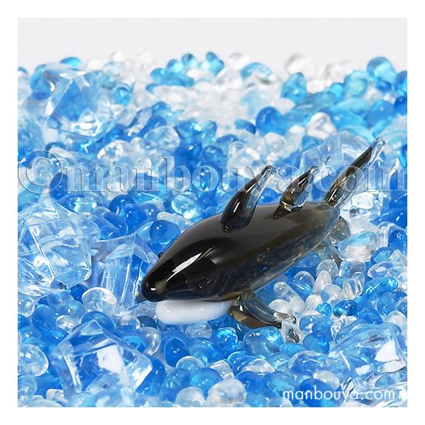 ミニチュアガラス細工の海の生き物。ホホジロザメです。ミニサイズで場所を選ばずに飾ることが出来る、マリンテイストのインテリア小物。水槽のディスプレイや、ジェルキャンドルなどのハンドメイド素材としても。他にも沢山の海洋生物や小物があるので、コレ...