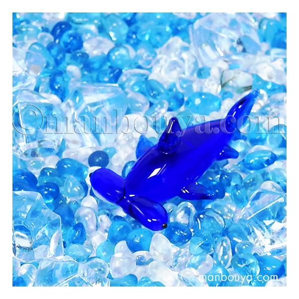 ミニチュアガラス細工の海の生き物。シュモクザメです。頭の部分を見ていると、細長い風船を思い出します。。。ミニサイズで場所を選ばずに飾ることが出来る、マリンテイストのインテリア小物。水槽のディスプレイや、ジェルキャンドルなどのハンドメイド素材...