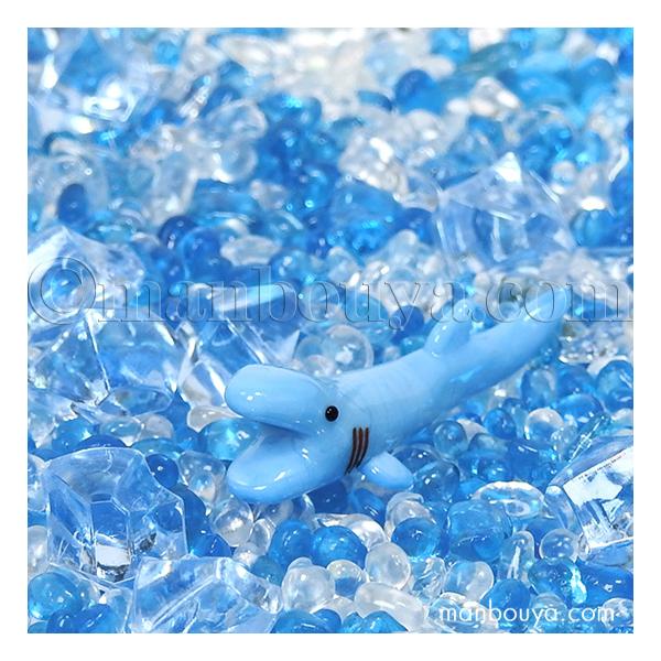 深海生物ラブカのミニチュアガラス細工。歯が無いからなのか、かわいい表情です。ミニサイズで場所を選ばずに飾ることが出来る、マリンテイストのインテリア小物。水槽のディスプレイや、ジェルキャンドルなどのハンドメイド素材としても。他にも沢山の海洋生...