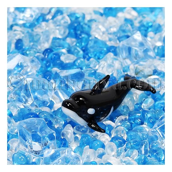 海の生き物、シャチのミニチュアガラス細工。頭と尾びれが上がった、躍動感のあるデザインです。ミニサイズで場所を選ばずに飾ることが出来る、マリンテイストのインテリア小物。水槽のディスプレイや、ジェルキャンドルなどのハンドメイド素材としても。他に...