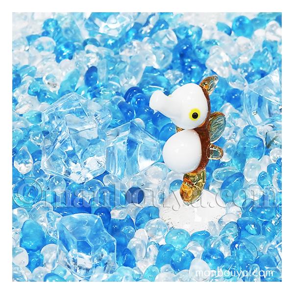 ミニチュアガラス細工の海の生き物。タツノオトシゴのガラス製置物です。顔とお腹が白いユニークな配色。台座が付いているので、立たせて飾ることができます。ミニサイズで場所を選ばずに飾ることが出来る、マリンテイストのインテリア小物。水槽のディスプレ...