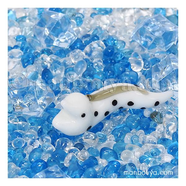 ミニチュアガラス細工の海の生き物。白と黒のウツボです。大きな口が笑っているような、かわいい表情です。ミニサイズで場所を選ばずに飾ることが出来る、マリンテイストのインテリア小物。水槽のディスプレイや、ジェルキャンドルなどのハンドメイド素材とし...