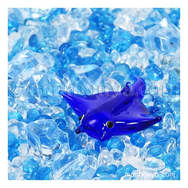 海の生き物、マンタのミニチュアガラス細工。ヒレの先が少し上がった、動きのあるデザイン。丸い目がかわいいです。ミニサイズで場所を選ばずに飾ることが出来る、マリンテイストのインテリア小物。水槽のディスプレイや、ジェルキャンドルなどのハンドメイド...