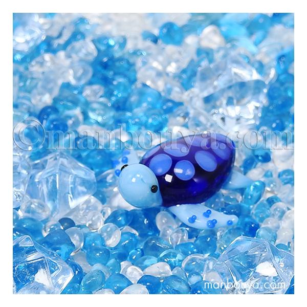 海亀のミニチュアガラス細工。頭を持ち上げたかわいい表情。甲羅の深いブルーが綺麗です。ミニサイズで場所を選ばずに飾ることが出来る、マリンテイストのインテリア小物。水槽のディスプレイや、ジェルキャンドルなどのハンドメイド素材としても。他にも沢山...
