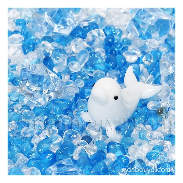 海の生き物、白イルカのミニチュアガラス細工。頭と尾びれが上がった、動きのあるデザインです。ミニサイズで場所を選ばずに飾ることが出来る、マリンテイストのインテリア小物。水槽のディスプレイや、ジェルキャンドルなどのハンドメイド素材としても。他に...