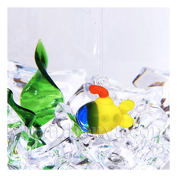 浮き玉がついたフローティングタイプのミニチュアガラス細工。金魚鉢や水槽に入れるとぷかぷかと浮く、潜水艦のオブジェです。海の生き物やサンゴなどの置物や、他の浮き球と合わせるとユニークなインテリア雑貨に。お気に入りのグラスやキャニスターなどでも...