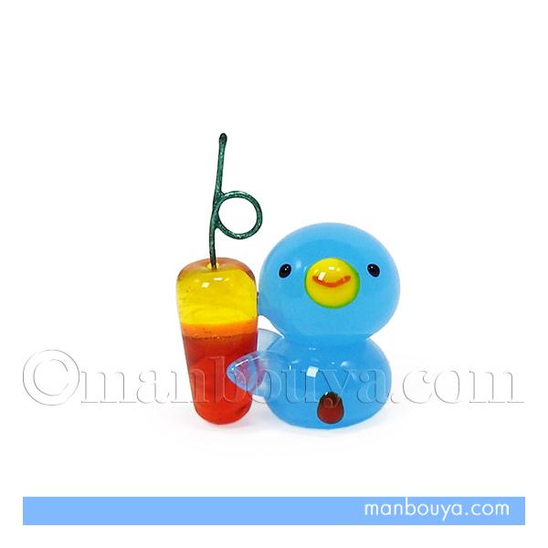 赤ちゃんペンギンのガラス製置物。カラフルなジュースをかかえてにっこり。とてもかわいいです。ミニサイズで場所を選ばずに飾ることが出来る、ユニークな夏のインテリア小物。水槽のディスプレイや、ジェルキャンドル・テラリウムなどのハンドメイド素材とし...