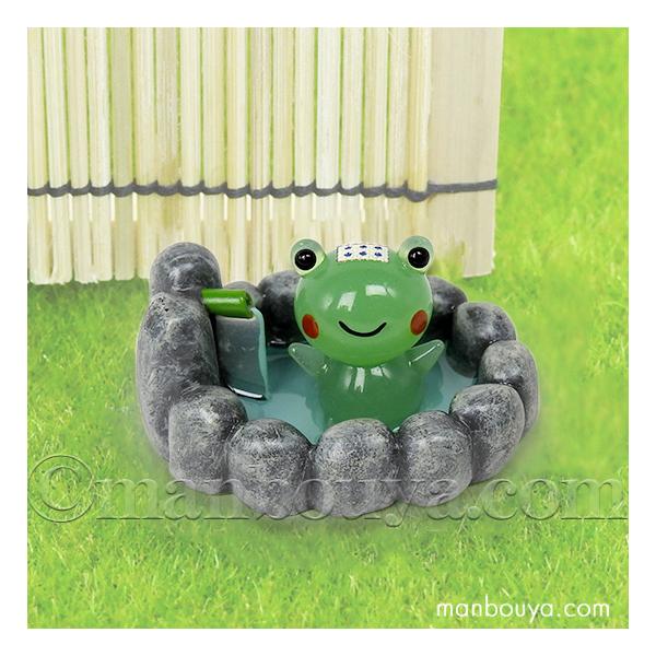 かわいいミニチュアガラスの蛙の置き物。露天風呂で楽しそうなかえるくん。頭の手ぬぐいもポイントです。カエルは硝子製、その他はポリレジンで出来ています。ミニサイズで場所を選ばずに飾ることが出来る、ユニークなインテリア小物。他にも沢山の動物や小物...