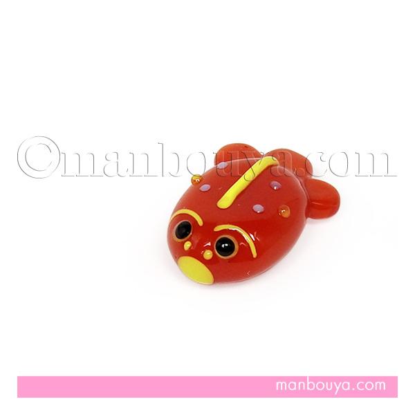 昭和レトロなおもちゃ、ブリキの金魚モチーフのガラス製置物。ブリキのプリントのようにカラフルとはいきませんが、平たい形に丸い口や目で雰囲気が良く出ています。懐かしさと和の雰囲気が、おしゃれでかわいい小物。夏の飾りに取り入れてみませんか？【サイ...