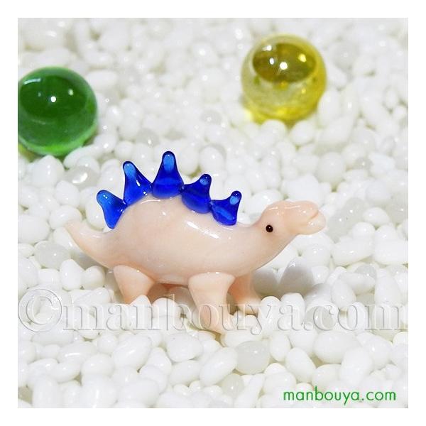 恐竜ステゴサウルスの、とても小さい硝子製フィギュア。ミニサイズで場所を選ばずに飾ることが出来る、ユニークなインテリア小物。ジェルキャンドルやレジン埋め込みなどのハンドメイド素材としても。他にも色々な動物や小物があるので、合せてディスプレイし...